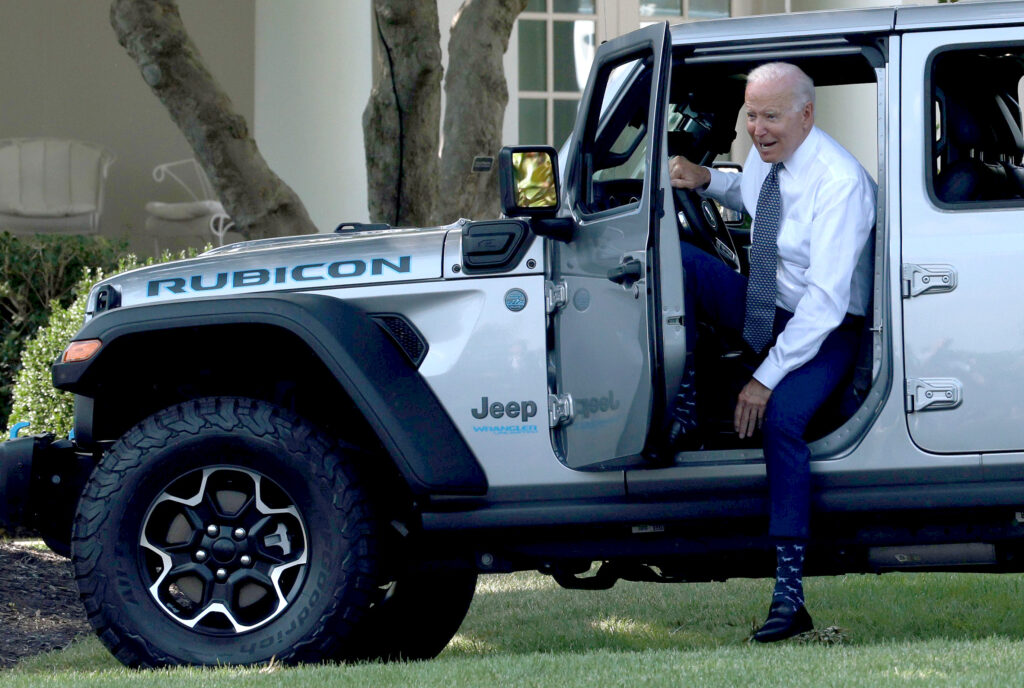 Biden Tightens Auto Emissions Standards, Reversing Trump, and Aims for ...