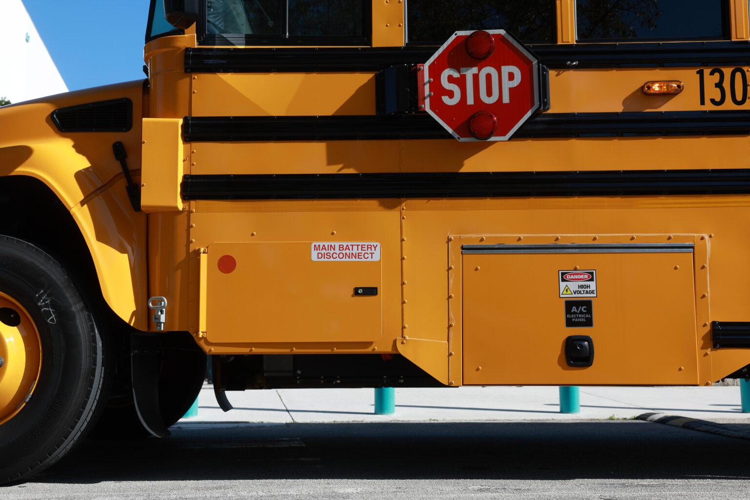 Illinois Utility Pilots Vehicle-to-Grid Program With Electric School ...